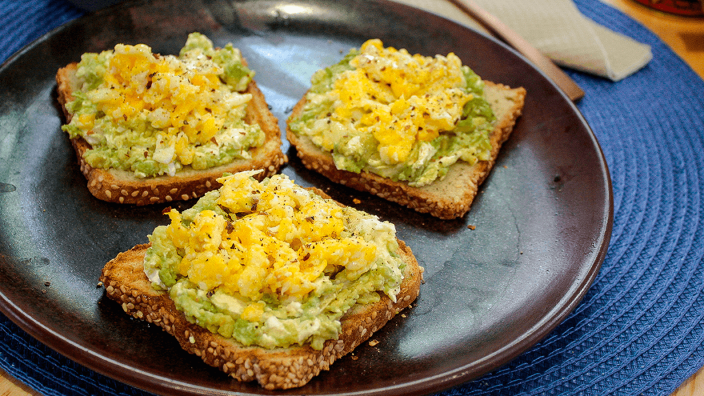 Pan con huevos revueltos y aguacate - Primicias 24